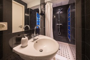 Apartamento (Scheune) | Casa de banho | Um polibã, artigos de higiene pessoal grátis, um secador de cabelo 