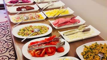 Pequeno-almoço tipo buffet diário (7 EUR por pessoa)