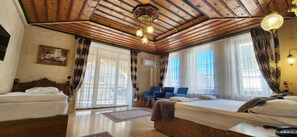 Deluxe Cift Kisilik Oda - Balkonlu | Secretária, cortinas/cortinados opacos, quartos insonorizados 