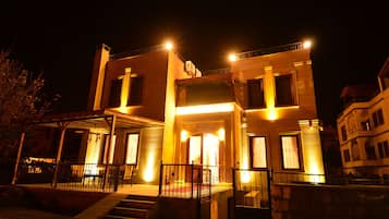 Fachada do alojamento (tarde/noite)