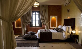 Secretária, cortinas/cortinados opacos, quartos insonorizados 