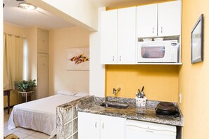 Apartamento | Kitchenette privada | Um micro-ondas, um forno, uma placa de cozinha