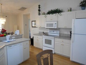 Um frigorífico, um micro-ondas, uma placa de cozinha 