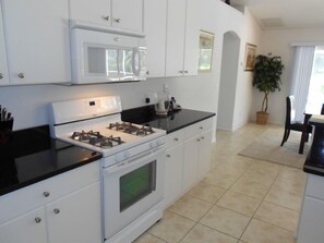 Cooktop, lava-louças, talheres/pratos/utensílios de cozinha