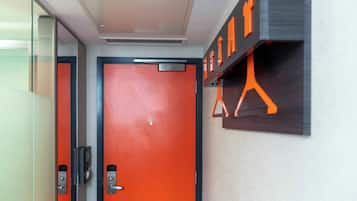 Quarto Duplo Básico (No Windows) | Camas de colchão viscoelástico, quartos insonorizados