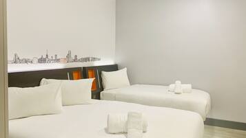 Quarto Familiar (No Windows) | Quartos insonorizados, Wi-fi grátis, roupa de cama fornecida