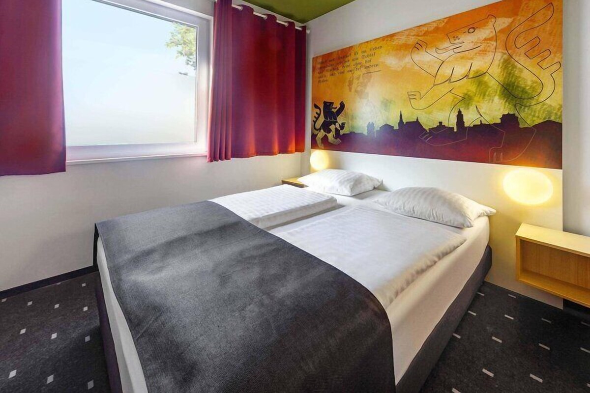 Quarto casal | Roupas de cama antialérgicas, escrivaninha, Wi-Fi de cortesia
