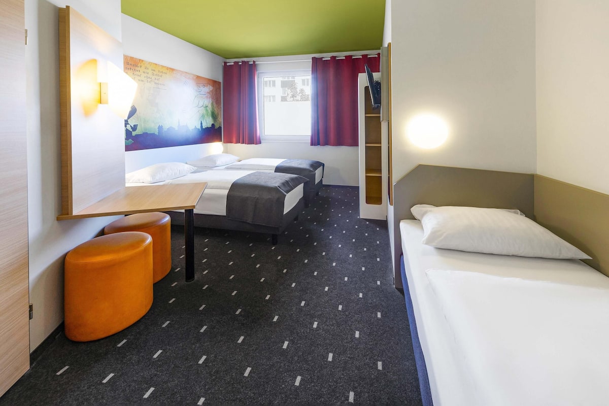 Quarto Triplo | Roupa hipoalergénica, secretária, Wi-fi grátis, roupa de cama fornecida