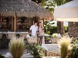 2 bares/lounges, saguão/lounge