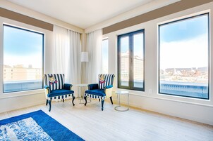 Quarto superior, vista para o rio | Roupas de cama premium, edredons de pluma, camas Select Comfort