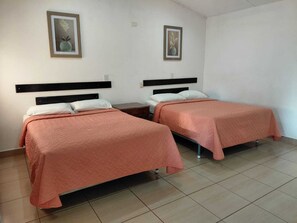 Quarto casal básico, 2 camas de casal, para não fumantes | Roupa de cama