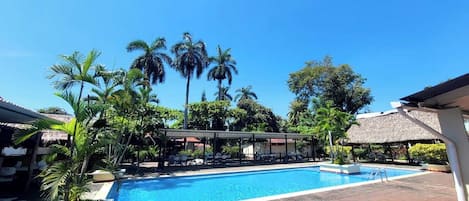 2 piscinas externas, funciona das 7h às 22h, guarda-sóis