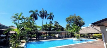 2 piscinas exteriores, da(s) 07:00 à(s) 22:00, guarda-sóis 