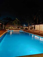 2 piscinas externas, funciona das 7h às 22h, guarda-sóis