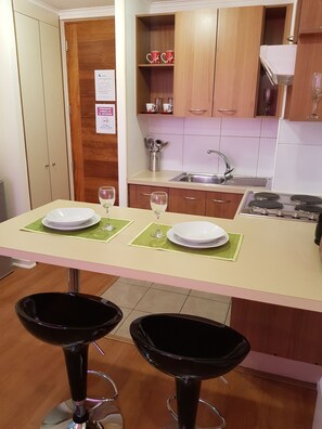 Apartamento Familiar, 2 quartos, casa de banho privativa | Kitchenette privada | Um frigorífico, um forno, uma placa de cozinha, uma cafeteira/bule 
