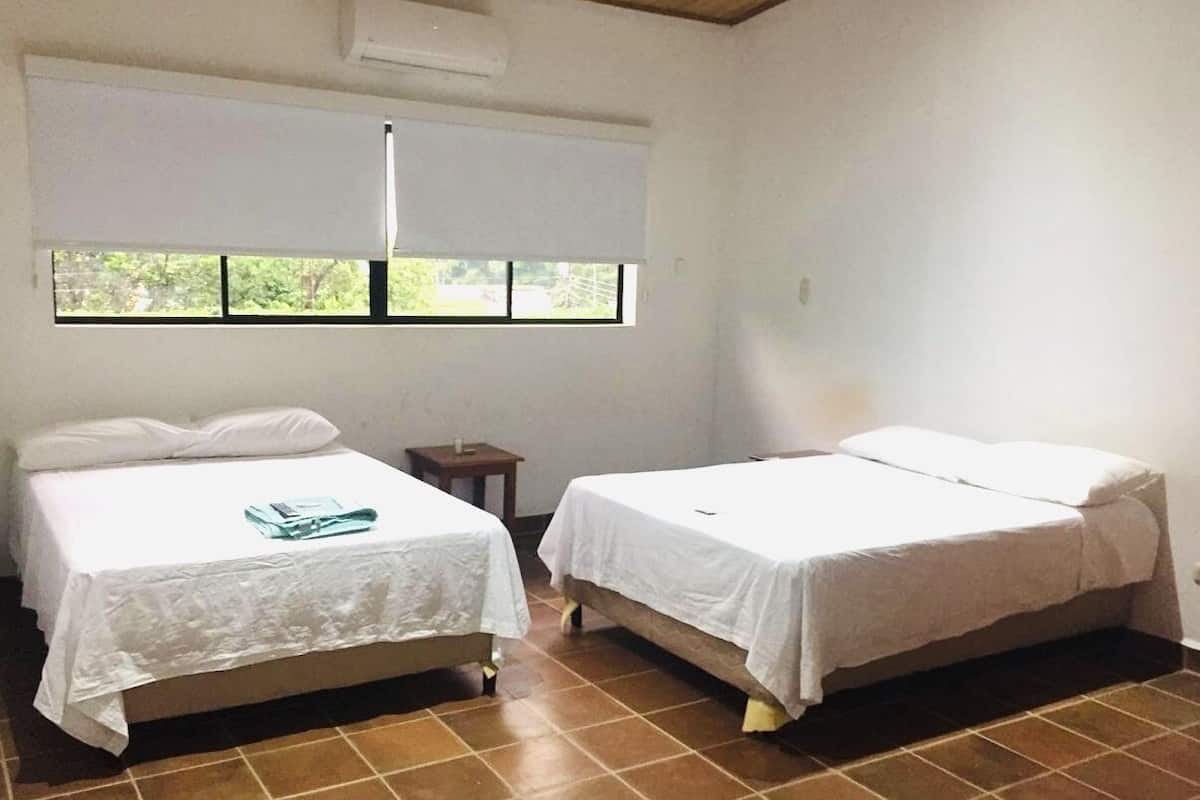 Quarto Quádruplo Deluxe, 2 camas de casal, não fumadores | Cofre no quarto, ferro/tábua de engomar, Wi-fi grátis