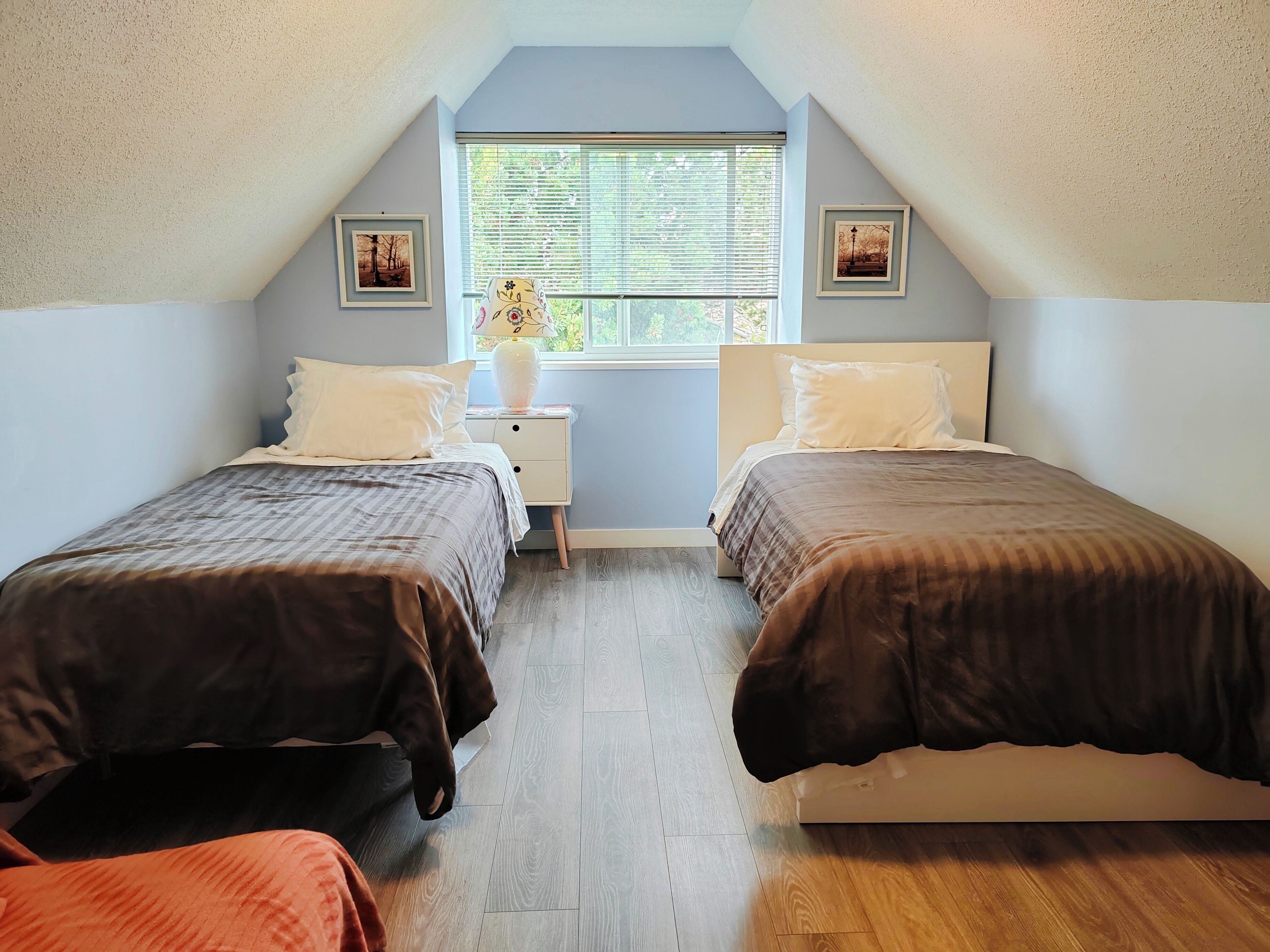 Comfort 2 single bed non smoking, shared bathroom (Only Accepting Guests Aged 10 and Above) | Roupas de cama premium, individualmente decorados