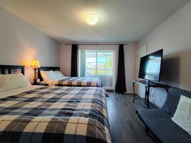 Deluxe Suite, 2 Queen Beds, Non Smoking (Only Accepting Guests Aged 10 and Above) | Roupas de cama premium, individualmente decorados