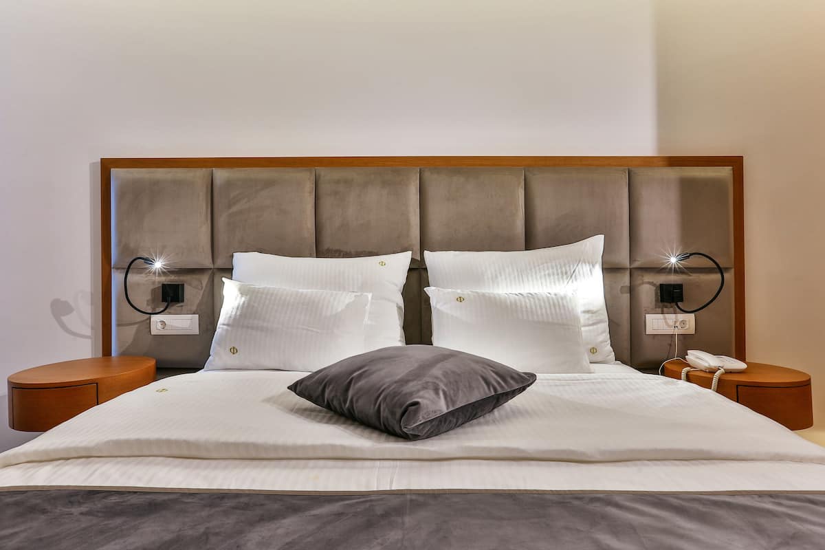 Quarto Duplo Económico, Vista para a cidade | Minibar, cofre com capacidade para portátil, secretária
