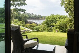 Apartamento Deluxe, 1 cama queen-size e sofá-cama, vista para o mar, em frente à praia | Vista para a água