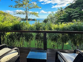 Apartamento Deluxe, 1 cama queen-size e sofá-cama, vista para o mar, em frente à praia | Terraço/pátio interior