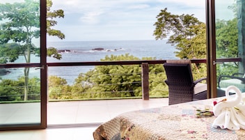 Apartamento Deluxe, 1 cama queen-size e sofá-cama, vista para o mar, em frente à praia | Vista da varanda