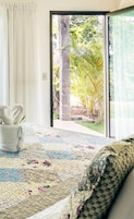 Quarto Panorâmico, 1 cama king-size, vista para a baía, em frente à praia | Cofre no quarto, ferro/tábua de engomar, Wi-fi grátis