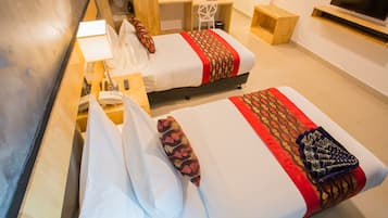 Quarto Twin Deluxe | Cofre no quarto, secretária, ferro/tábua de engomar