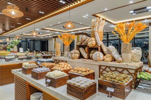 Pequeno-almoço tipo buffet diário mediante uma taxa 