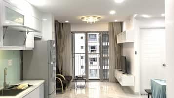 Apartamento superluxo, vista para a piscina | Sala de estar | TV