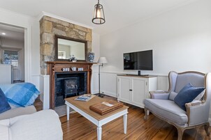 Casa de Campo de Luxo, 1 cama king-size, vista para a colina | Sala de estar | Smart TV, lareira, Netflix, serviços de streaming 