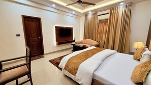 Quarto com design assinado | Roupas de cama premium, escrivaninha, espaço de trabalho para notebook