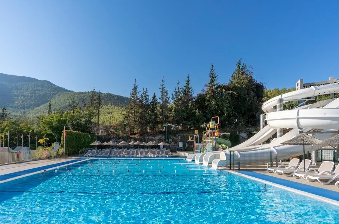 Piscina interna, 3 piscinas externas, guarda-sóis, espreguiçadeiras