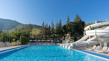 Piscina interna, 3 piscinas externas, guarda-sóis, espreguiçadeiras