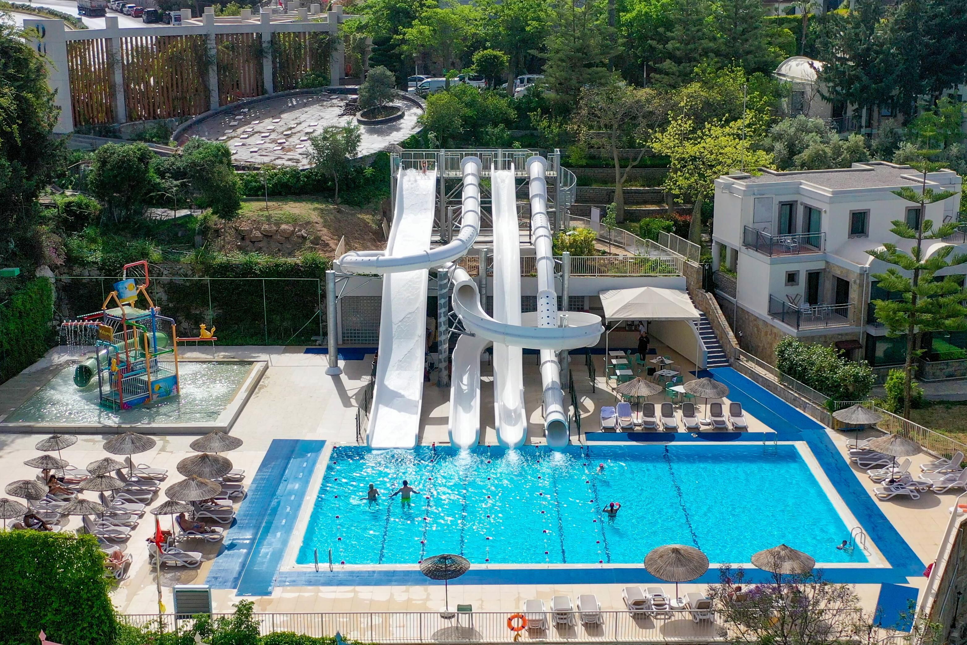Piscina interior, 3 piscinas exteriores, guarda-sóis, espreguiçadeiras 
