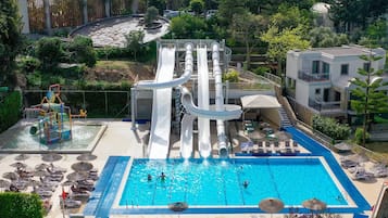 Piscina interior, 3 piscinas exteriores, guarda-sóis, espreguiçadeiras