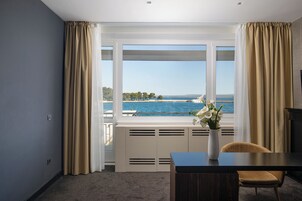 Suíte, vista para o mar | 1 quarto, frigobar, cofres nos quartos, escrivaninha