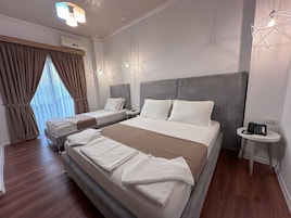 Cofre no quarto, secretária, cortinas/cortinados opacos, Wi-fi grátis