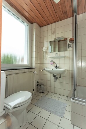 Quarto Individual | Casa de banho | Um polibã, um secador de cabelo, toalhas fornecidas, champô