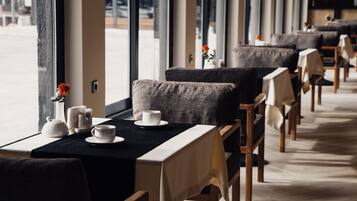 Pequenos-almoços, almoços e jantares servidos