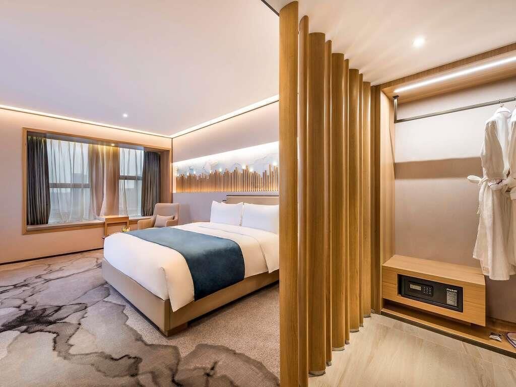 Quarto Executivo, 1 cama king-size | Minibar, cofre no quarto, secretária, cortinas/cortinados opacos 