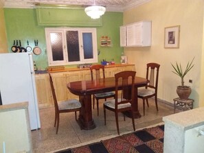 Apartamento Standard, vista para a marina | Cozinha privada | Um frigorífico, um micro-ondas, um forno, uma placa de cozinha 