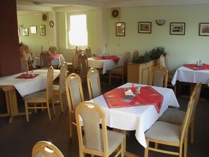 Café da manhã com buffet diário (EUR 10 por pessoa) 