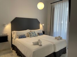 Quarto Duplo ou Twin Standard | Cofre no quarto, cortinas/cortinados opacos, quartos insonorizados 