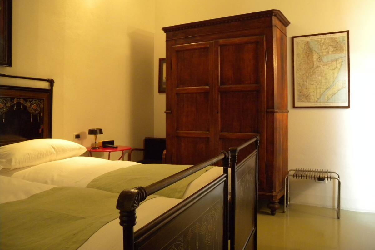 Quarto Twin | Minibar, cofre no quarto, secretária, cortinas/cortinados opacos 