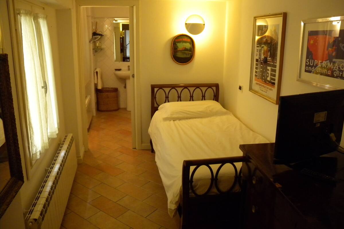 Quarto Individual Clássico | Minibar, cofre no quarto, secretária, cortinas/cortinados opacos 