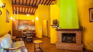 Apartamento, 3 quartos | Área de estar | TV de tela plana, mesa de pingue-pongue