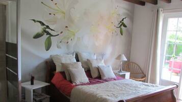 Quarto Duplo, 1 cama queen-size, casa de banho privativa, vista para o jardim (Lucie) | Com decoração personalizada, com mobília individualizada