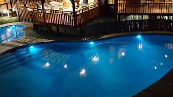 Piscina interna, piscina externa, funciona piscina, guarda-sóis