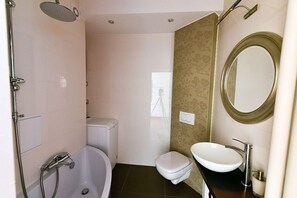 Apartamento (1) | Casa de banho | Uma banheira, artigos de higiene pessoal grátis, um secador de cabelo 